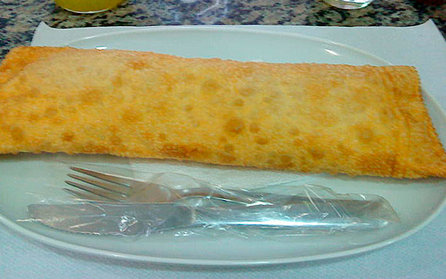 Pastel GIGANTE 30cm (Carne ou Frango) + Refri Lata!