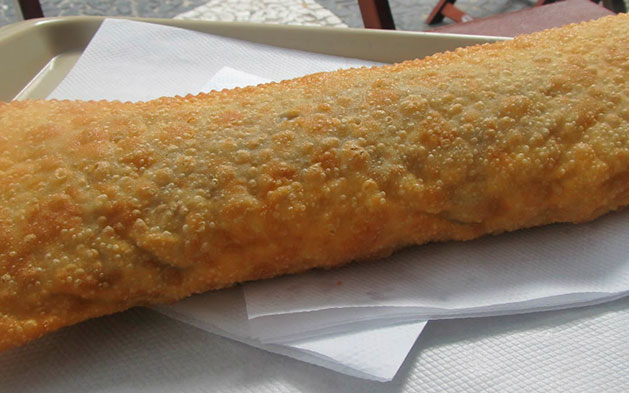 Pastel GIGANTE 30cm (Carne ou Frango) + Refri Lata!